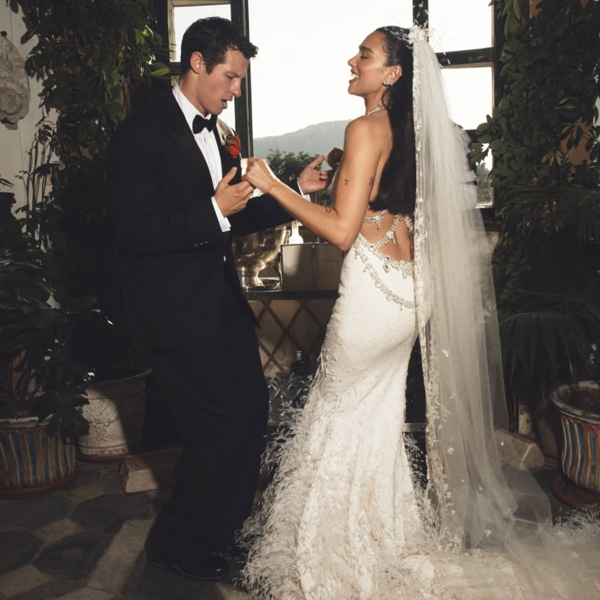 O vestido de noiva de Dua Lipa é custom Chanel e nós estamos obcecadas ...